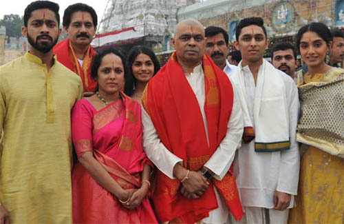 ఉక్కు మొక్కు తీర్చుకున్న సీఎం రమేష్‌ | TDP MP CM Ramesh visits Tirumala ...